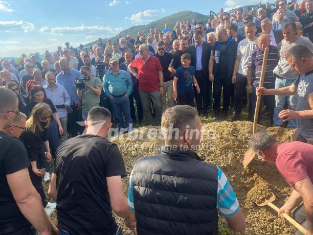?#LIVE/Mbahet ceremonia e varrimit të ish-boksierit Xhevdet Peci ...